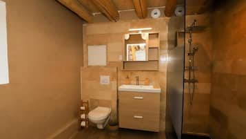 Quarto família, vista para o jardim | Banheiro | Chuveiro, produtos de toalete grátis, papel higiênico