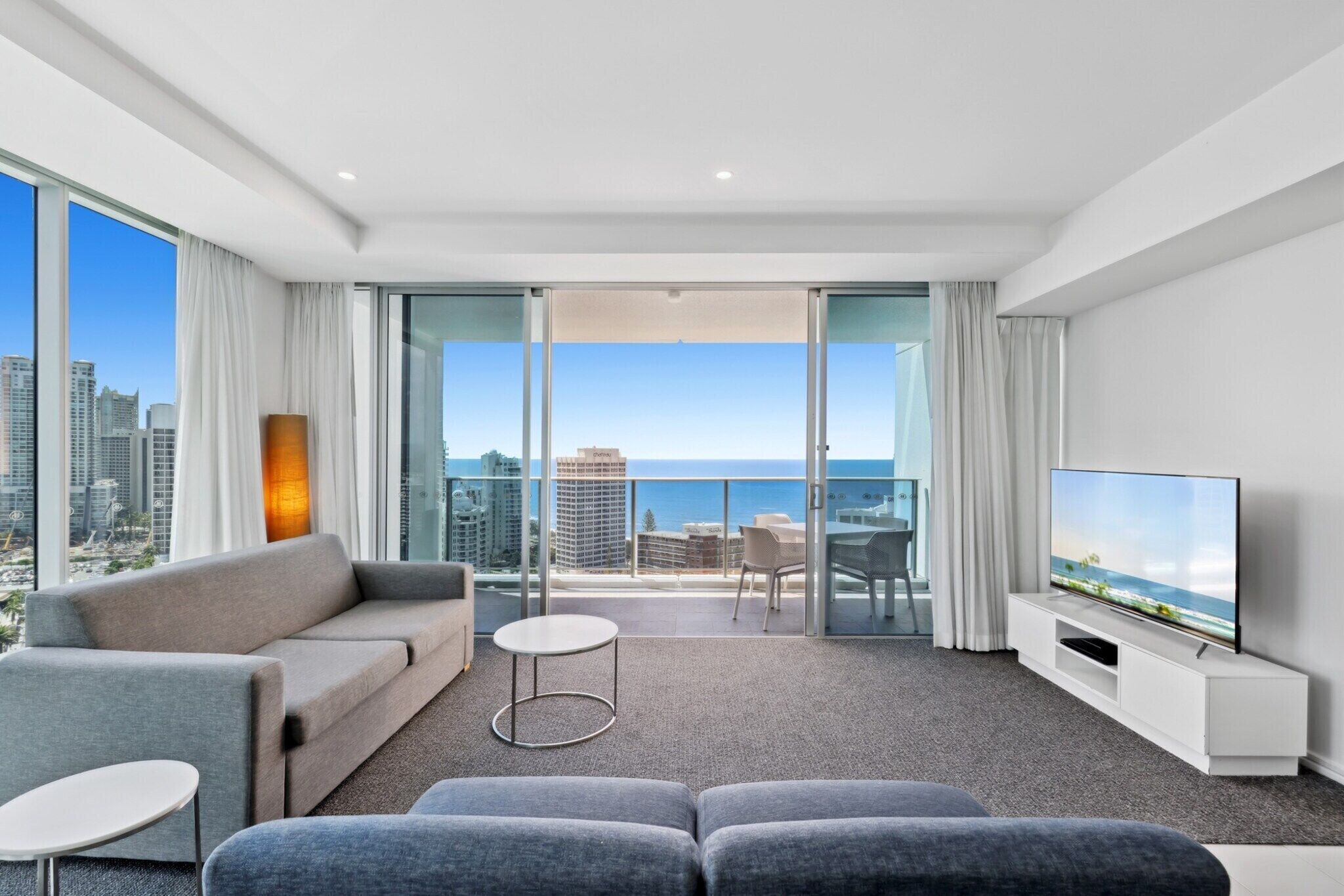 Modern 2-bed With Pool Access In Surfers Paradise - Gold Coast