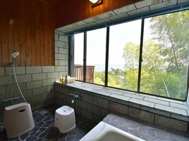 Um secador de cabelo, sabão 