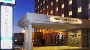 Entrada de hotel com uma placa indicando área de estacionamento.