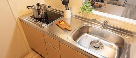 Frigobar, micro-ondas, cooktop