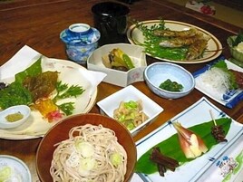 Diversos pratos sobre uma mesa, incluindo macarrão, legumes e peixe.