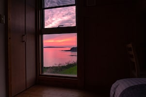 Escrivaninha, ferros/tábuas de passar roupa