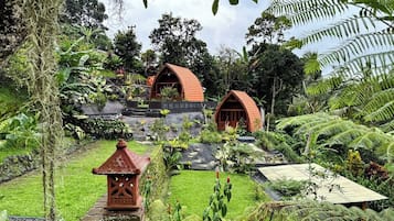 Cabana de Madeira Deluxe, 1 quarto, varanda, vista para o jardim | Terrenos do alojamento
