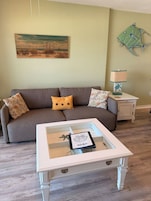 Apartamento Signature em Condomínio Fechado, 1 quarto, varanda, vista para a praia | Sala | Smart TV de 32 polegadas com canais digitais