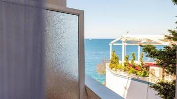Quarto Duplo, varanda, vista para o mar | Terrenos do alojamento