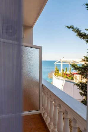 Quarto Duplo, varanda, vista para o mar | Terrenos do alojamento