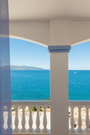 Quarto Triplo, varanda, vista para o mar | Terrenos do alojamento