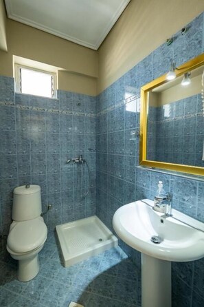 Quarto Duplo Básico, varanda, vista para o mar | Casa de banho