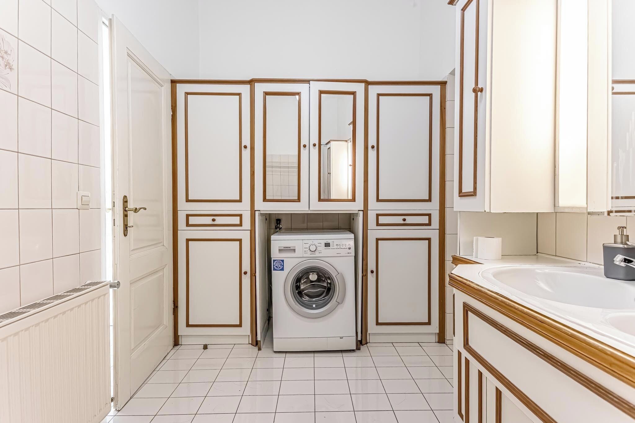 Apartamento Básico | Casa de banho | Um polibã e uma banheira separados, artigos de higiene pessoal grátis 