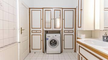 Apartamento Básico | Casa de banho | Um polibã e uma banheira separados, artigos de higiene pessoal grátis