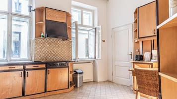 Apartamento básico | Cozinha privada | Geladeira, micro-ondas, fogão, cooktop