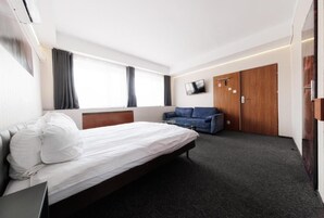 Quarto Quádruplo Superior, 1 cama queen-size e sofá-cama | Secretária, Wi-fi grátis 