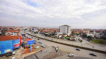 Paisagem urbana com um shopping center destacado e uma rodovia.