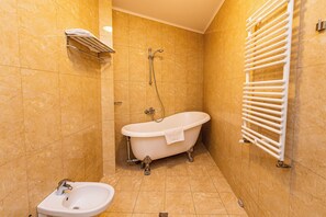 Quarto casal luxo | Banheiro | Chinelos, toalhas de banho, sabonete, shampoo