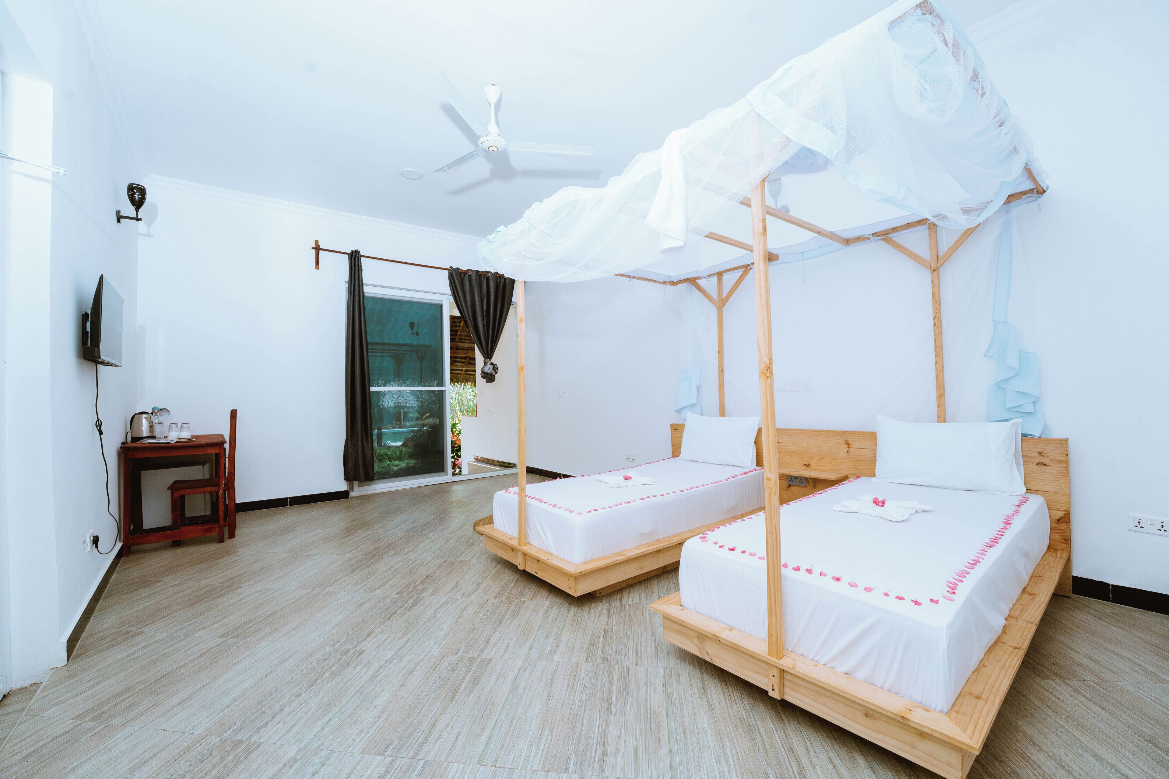 Secretária, secretária adequada para computadores portáteis 