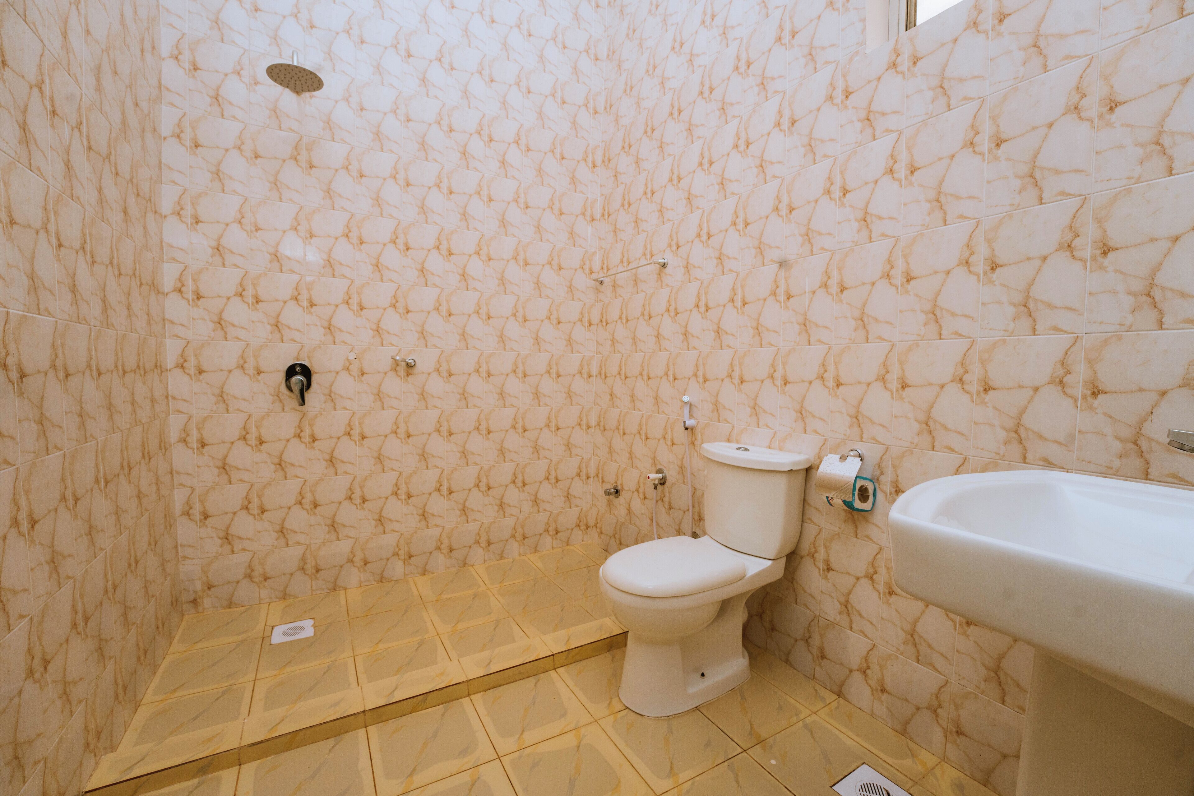 Um secador de cabelo, toalhas fornecidas 