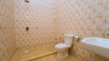 Um secador de cabelo, toalhas fornecidas