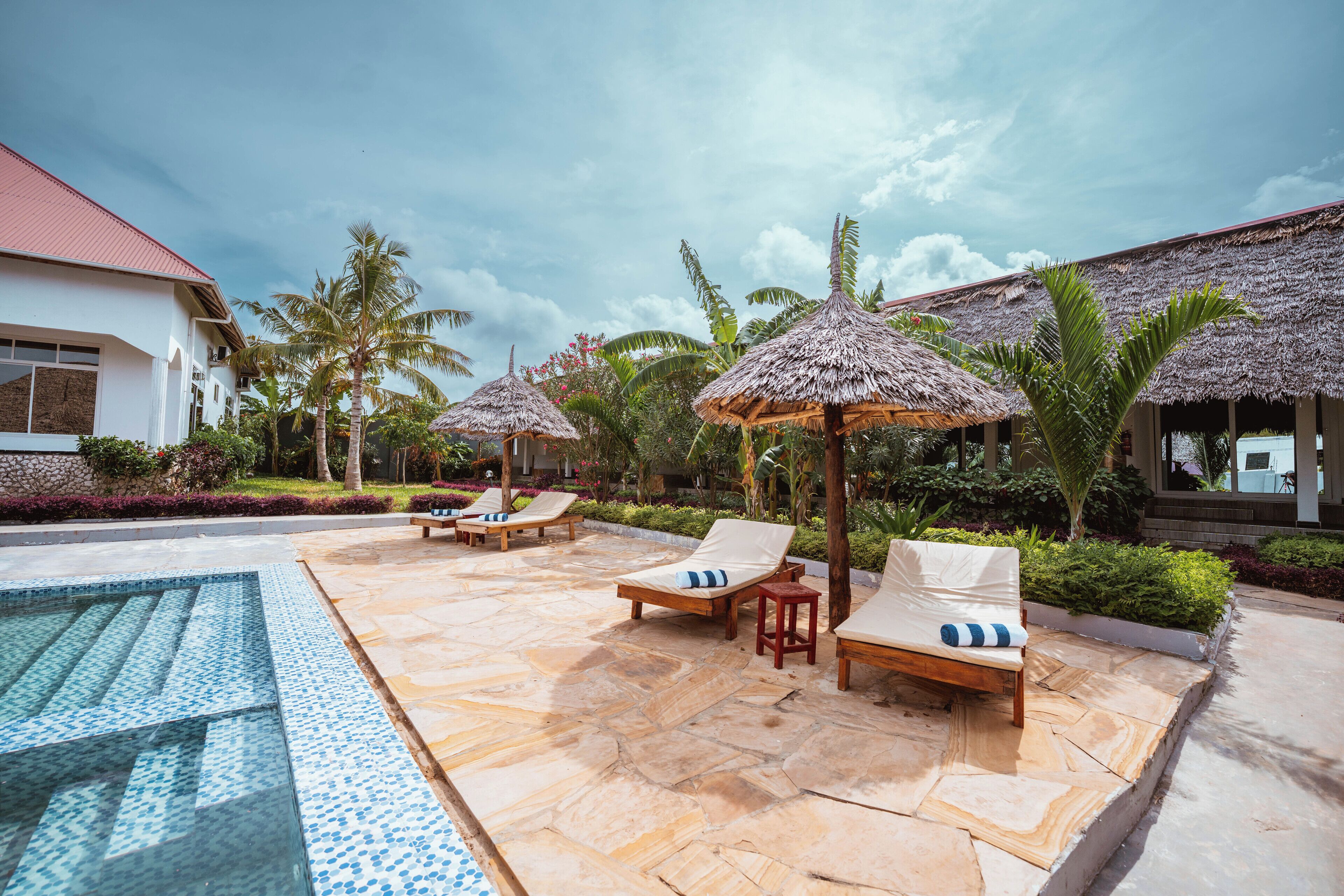 Quarto Duplo Deluxe, vista para a piscina | Piscina | Piscina exterior 