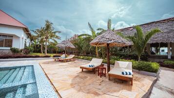 Quarto Duplo Deluxe, vista para a piscina | Piscina | Piscina exterior