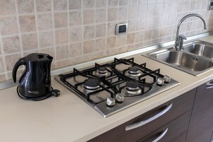 Geladeira grande, micro-ondas, fogão, cooktop