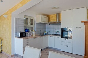 Geladeira grande, micro-ondas, fogão, cooktop