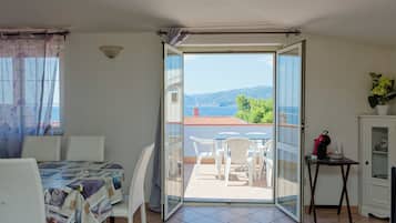 Geladeira grande, micro-ondas, fogão, cooktop