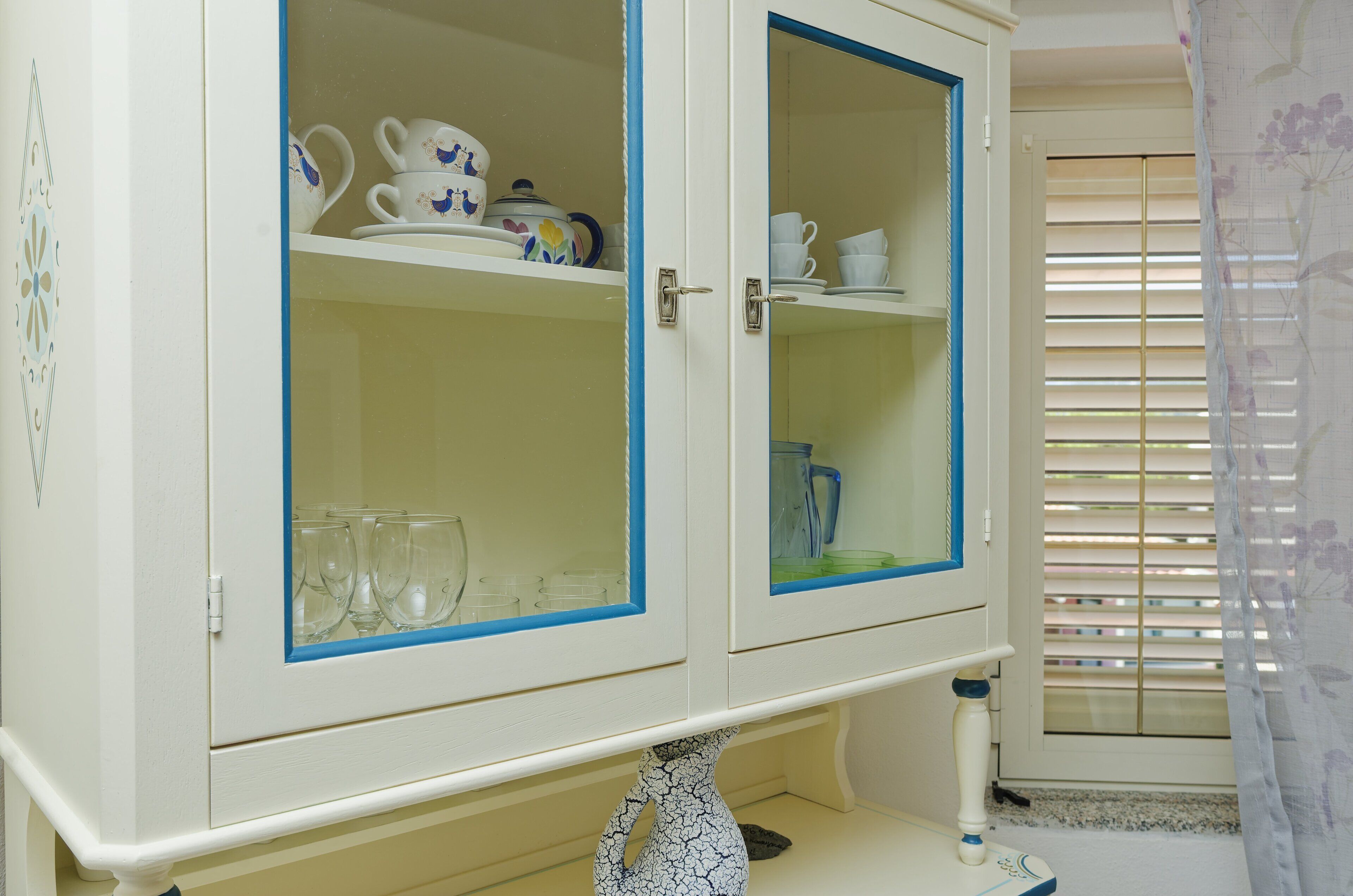 Um frigorífico/congelador grande, um micro-ondas, um forno 