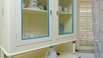 Um frigorífico/congelador grande, um micro-ondas, um forno