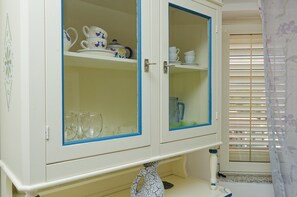 Um frigorífico/congelador grande, um micro-ondas, um forno 