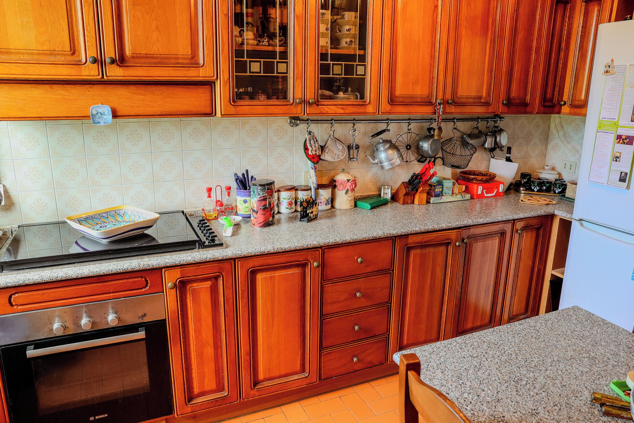 Geladeira grande, fogão, cooktop, talheres/pratos/utensílios de cozinha