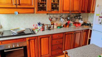 Geladeira grande, fogão, cooktop, talheres/pratos/utensílios de cozinha