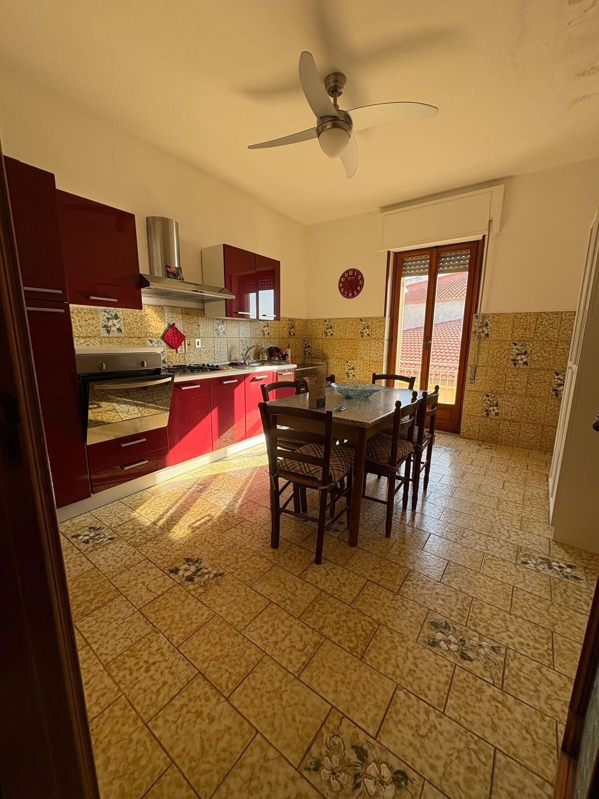 Um frigorífico, um forno, uma placa de cozinha, utensílios de cozinha 