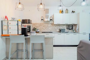 Um frigorífico/congelador grande, um micro-ondas, um forno 