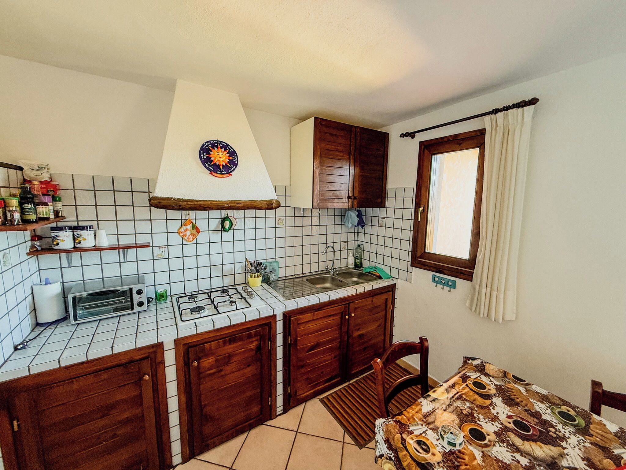 Um frigorífico/congelador grande, um forno, uma placa de cozinha 