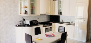 Geladeira grande, micro-ondas, cooktop