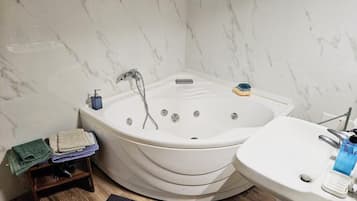 Quarto Deluxe | Banheira de hidromassagem privativa