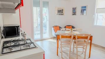 Apartamento conforto | Cozinha privada | Geladeira grande, micro-ondas, fogão, cooktop
