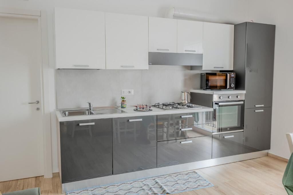 Apartamento Deluxe | Cozinha privada | Um frigorífico/congelador grande, um micro-ondas, um forno 