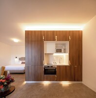Estúdio Premium | Cozinha privada | Minifrigorífico, um micro-ondas, um forno, uma placa de cozinha 