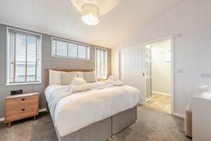 2 quartos, com decoração personalizada, com mobília individualizada 