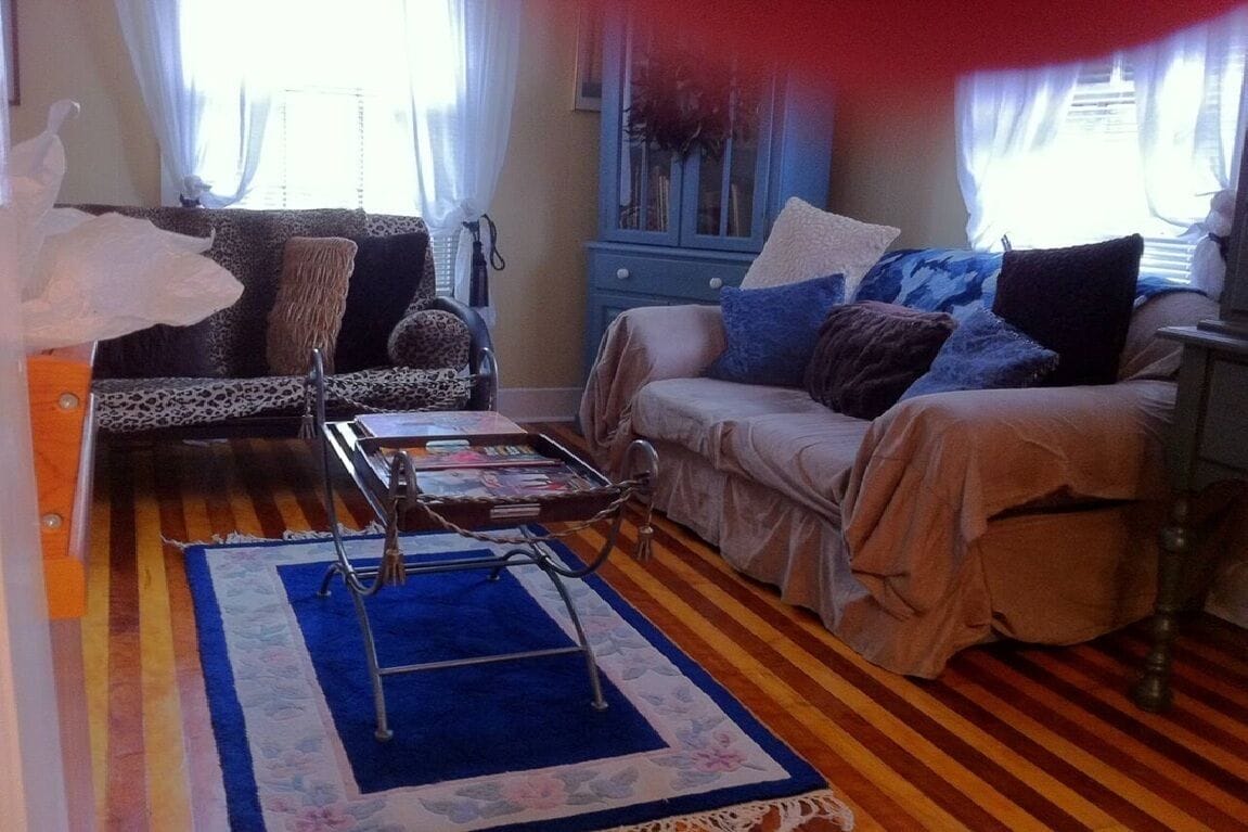 Niagara Heritage Cottage Rental Situated On Large Treed Lot In Notl - Niagara-on-the-Lake