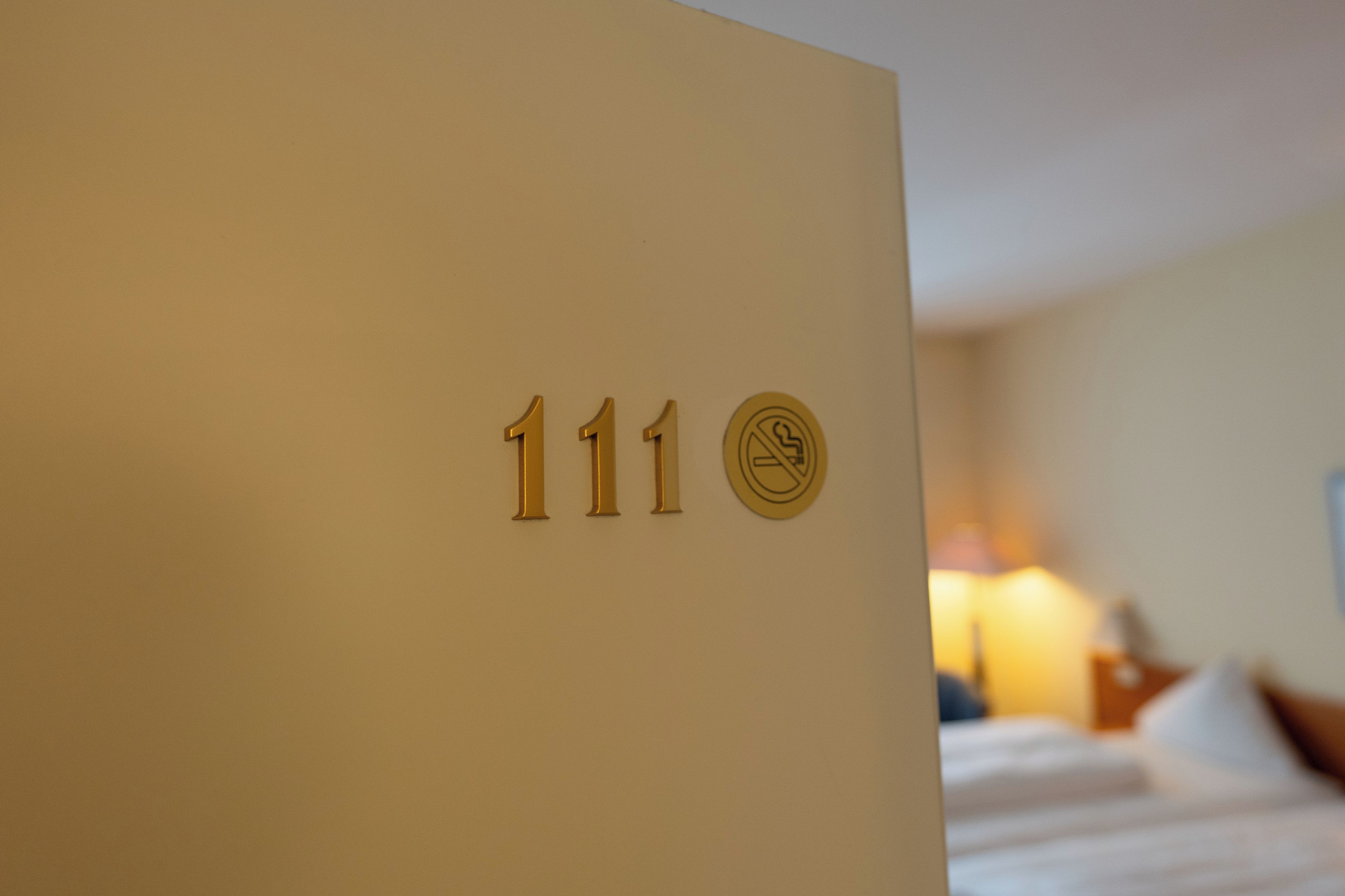 Quarto número 111 com placa indicando que não é permitido fumar.