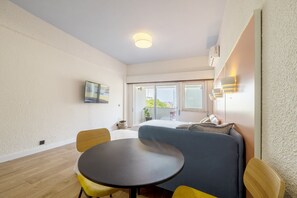 Estúdio | Sala de estar | Televisor de ecrã plano de 60 cm com canais por cabo, televisor 