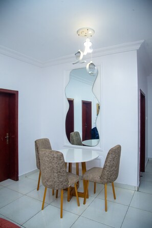 Apartamento, 2 quartos, vista para a cidade | Opções para refeição