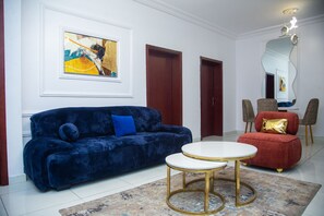 Apartamento, 2 quartos, vista para a cidade | Área de estar