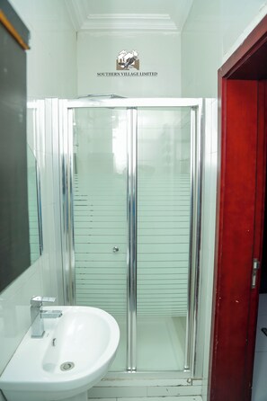 Apartamento, 2 quartos, vista para a cidade | Banheiro | Produtos de toalete grátis, toalhas de banho, papel higiênico 