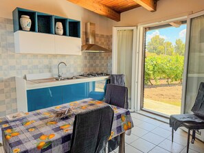 Geladeira grande, fogão, cooktop, lava-louças