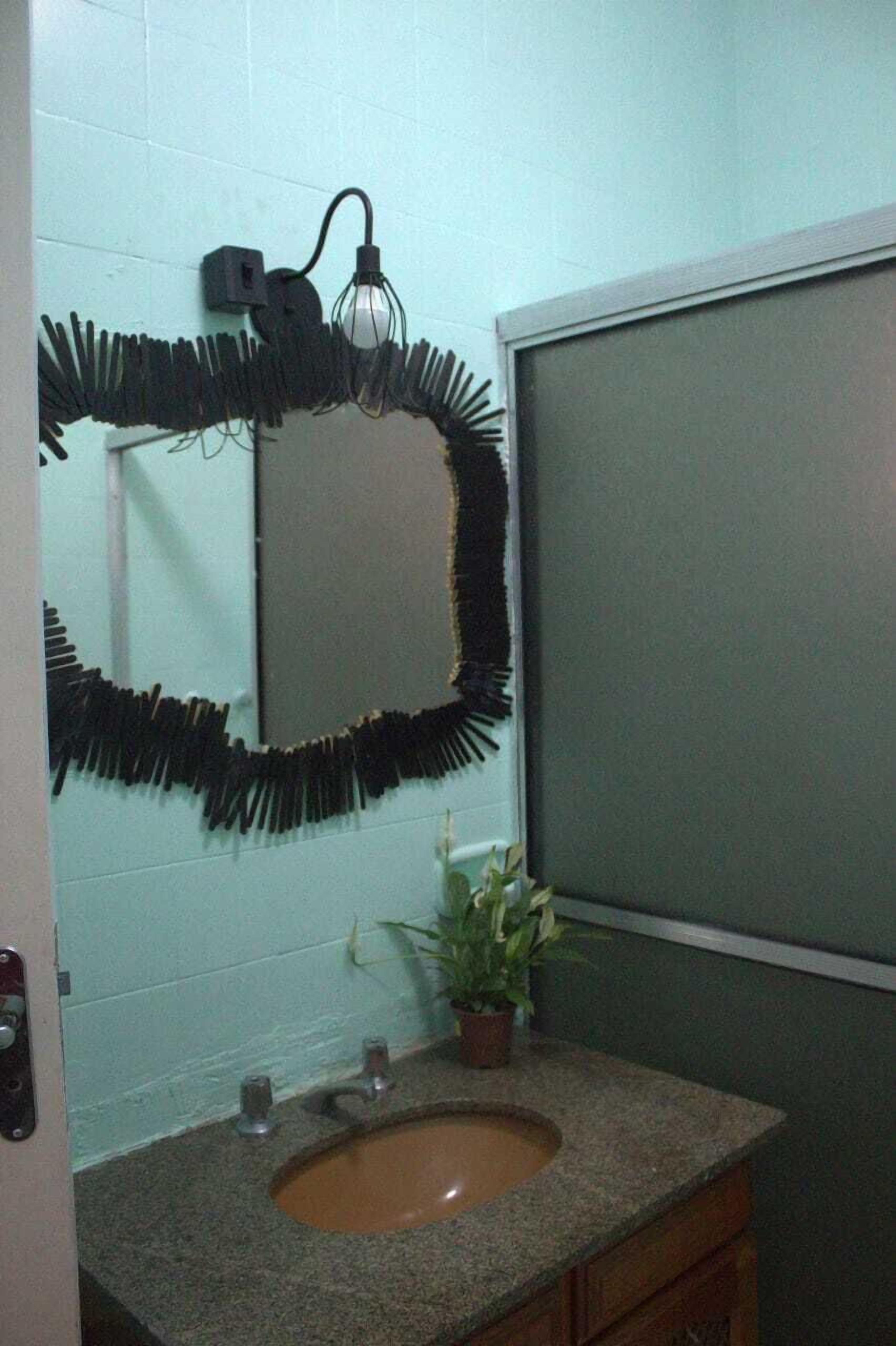 Um polibã, toalhas fornecidas, papel higiénico 