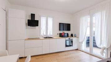 Geladeira, micro-ondas, fogão, cooktop